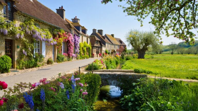 Ce village fleuri de Normandie fait de l’ombre à Giverny sans jamais ...
